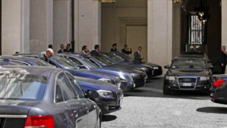 Auto blu, ecco quante sono e quanto (tantissimo) ci costano